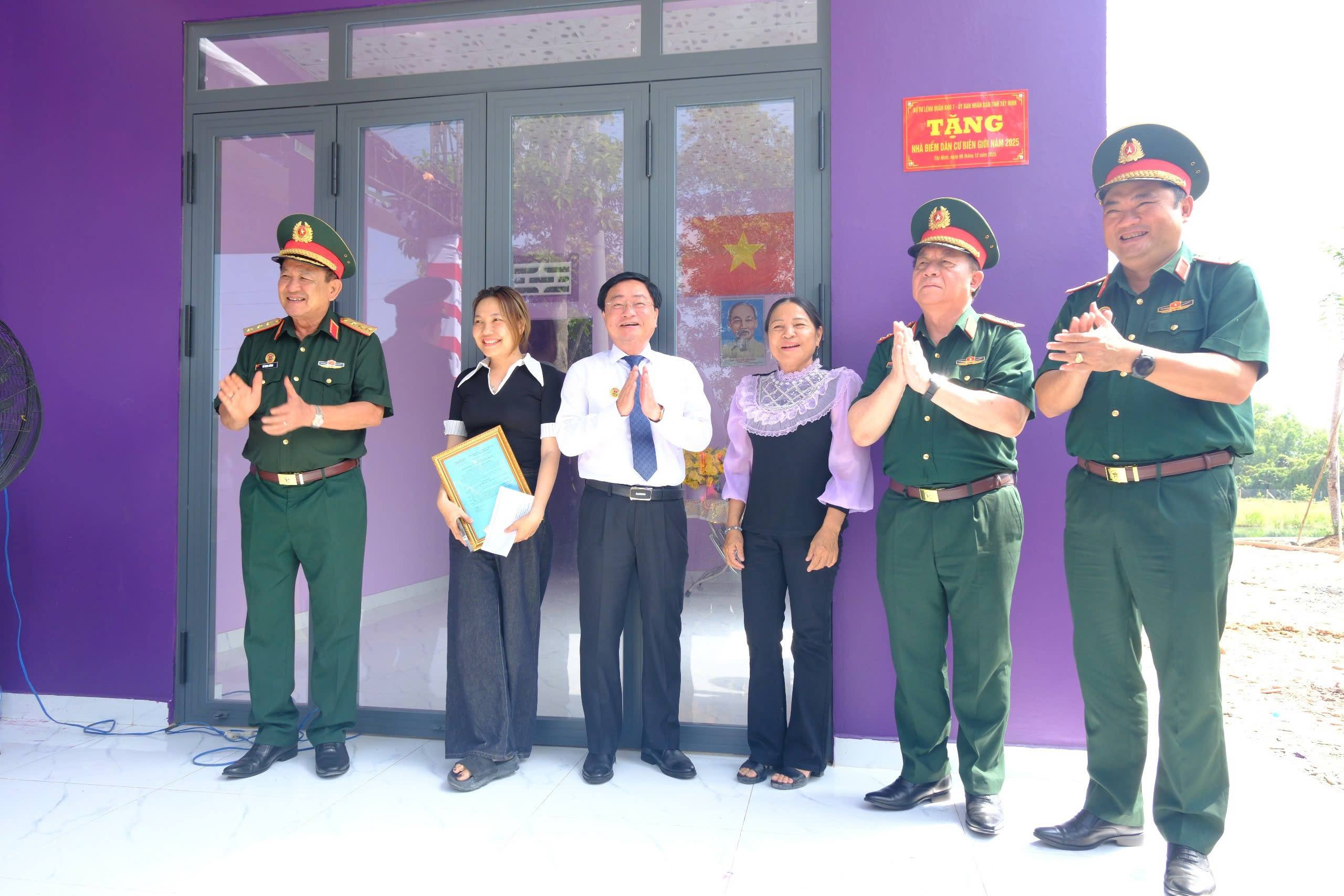 Khánh thành và bàn giao 69 căn nhà “Điểm dân cư biên giới” tại Tây Ninh